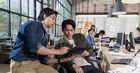 새로운 아이디어를 위한 아시아 사업가 크리에이티브 팀 회의 및 현대 사무실에서 문제 프로젝트 비즈니스 해결 사진 Unsplash의 아이디어 이미지