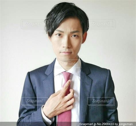 スーツを着た若い男性の写真・画像素材[2900433] Snapmart（スナップマート）