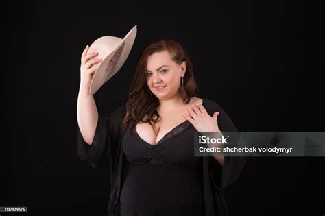 Mooie Dikke Vrouw Met Grote Borsten In Een Jasje En Hoed Overgewicht