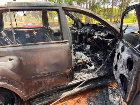 Carro Pega Fogo Em Rodovia E Chamas Se Alastram Em Pastagem Interior