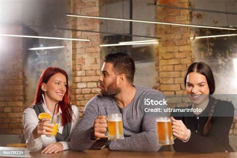 축 하 좋은 친구 남자와 두 여자 직장 파티 후 맥주를 마시는 3 명에 대한 스톡 사진 및 기타 이미지 3 명 그루터기 얼굴부위 털 남성 Istock