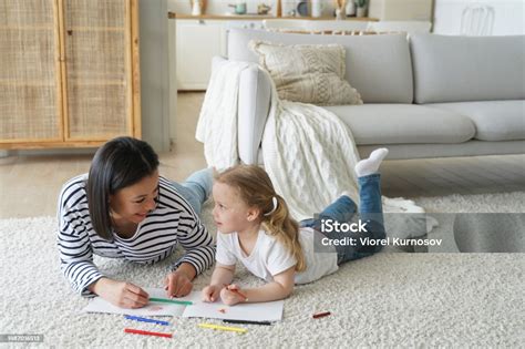 어린 딸과 어머니가 바닥에 함께 누워 그림을 그렸다 교육 취미 창의성 2 3 살에 대한 스톡 사진 및 기타 이미지 2 3 살