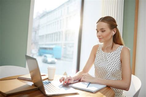 Los Riesgos De Usar Audífonos Por Largos Periodos La Nación