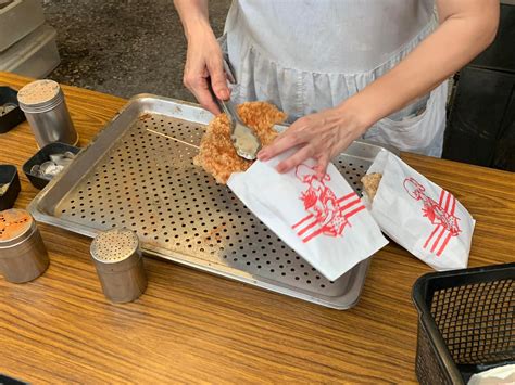 王浩宇 有多久沒有吃到傳統雞排了？ 這家在鹽埕開了好幾十年的老店，只要開店就要排隊，通常六點就賣完。 Facebook