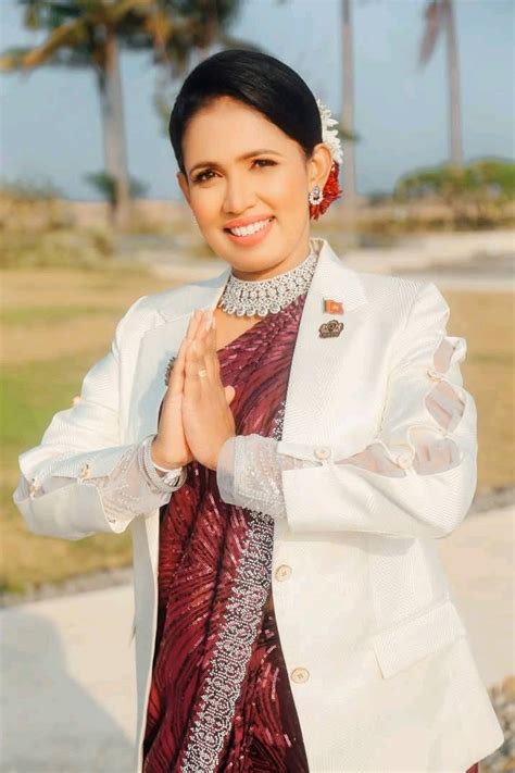 වේදිකාවේ දිලෙන තරු Added A New Photo වේදිකාවේ දිලෙන තරු