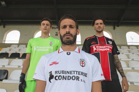 Fotonotizia Pro Vercelli Ecco Le Nuove Maglie Magica Pro