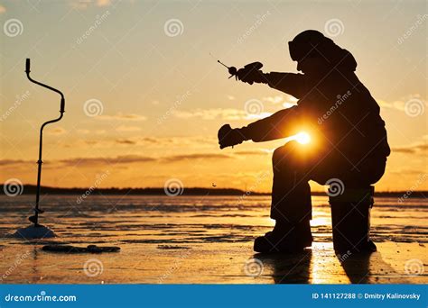 Pesca Do Inverno No Gelo Pescador Ou Pescador Que Engancham Os Peixes