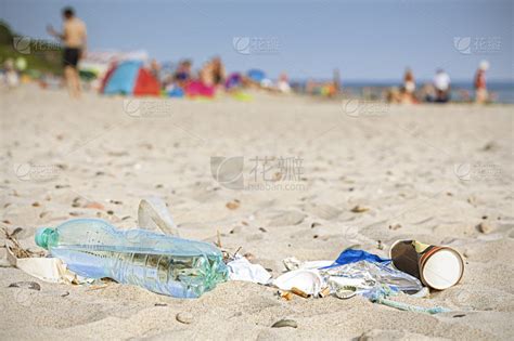 游客在海滩上留下的垃圾。