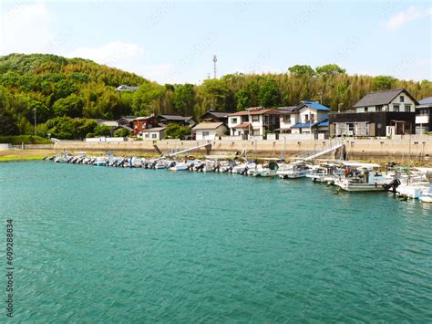 漁港の堤防に係留された漁船。 瀬戸内海沿岸の漁港の風景。 日本の田舎の景色。 Stock 写真 Adobe Stock