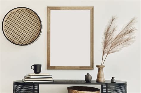 디자인 나무 Commode 모의 포스터 프레임 장식 및 세련된 홈 장식의 개인 액세서리와 현대적인 스칸디나비아 홈 인테리어