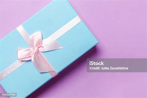 크리스마스 새 해 생일 발렌타인 데이 축 하 선물 로맨틱 개념입니다 보라색 배경에 고립 된 파란색 선물 상자 개념에 대한 스톡 사진 및 기타 이미지 Istock