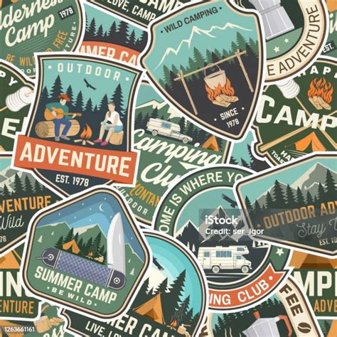 Rv 트레일러 캠핑 텐트 캠프 파이어 곰 기타와 숲을 가진 남자와 여름 캠프 다채로운 매끄러운 패턴 벡터 배경 배경 화면 패치와 원활한 패턴 캠핑에 대한 스톡 벡터 아트 및