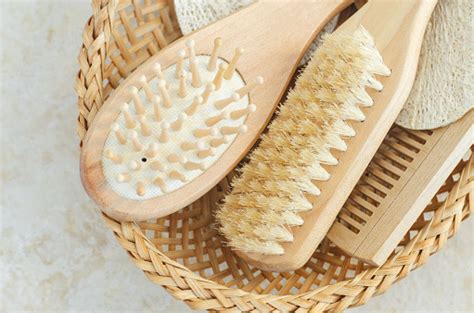 나무 헤어 브러시와 마사지 바디 브러시 친환경 세면도구 자연 미용 치료 헤어 케어 또는 제로 웨이스트 개념 0명에 대한 스톡 사진 및 기타 이미지 Istock