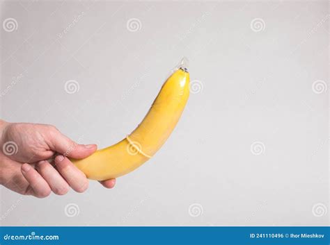 Preservativo En Hombres Anticonceptivos Manuales Seguro De Salud Amor Foto De Archivo Imagen