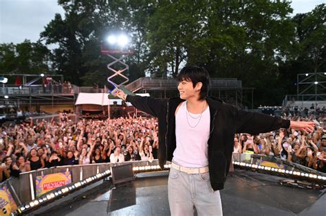 Btsのジョングク、ついに正式ソロデビュー！ Nyで行われたコンサートのバックステージに潜入 Vogue Japan