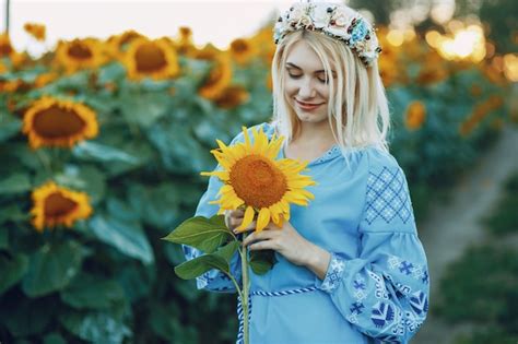 Fille Et Tournesols Photo Gratuite