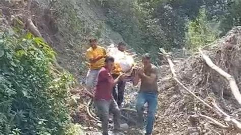 No Proper Access To Crematorium Villagers Carry Body And Wood On