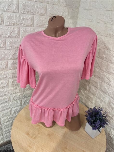 Жіночий одяг сток секонд В пості 2 речі 🎀 продано 🌸шикарна футболка С м Груди 45 Довжина 55