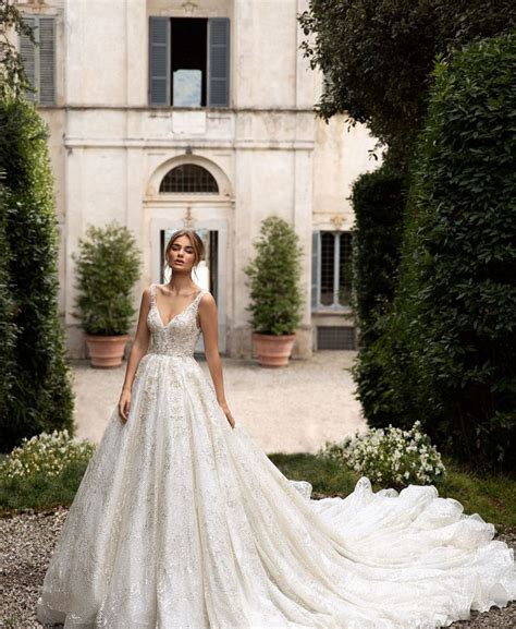 Роскошное свадебное платье с длинным шлейфом купить в Москве