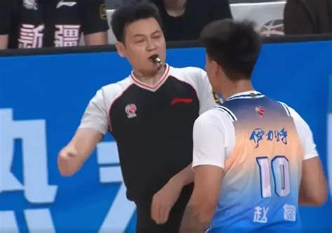 什么脾气？赵睿追着裁判撞，被驱逐出场 球迷：静待cba大罚单