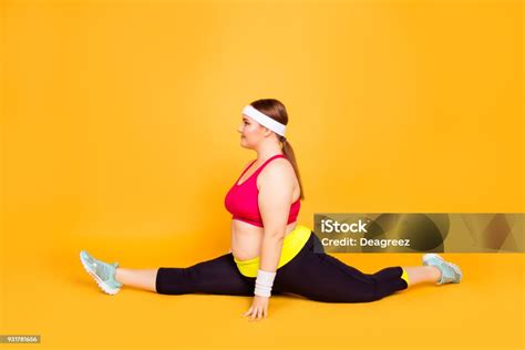 유연한 명랑 흥분된 다행 통 통한 여성 수행의 프로필 전장 초상화 바닥에 노란색 배경에 고립 된 분 건강한 생활방식에 대한 스톡