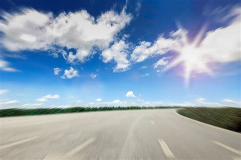 일몰과 함께 가는 길에 운전의 모션 블러 시골 장면 녹색 필드와 푸른 하늘을 통해 경로도로에 새벽 고속도로에 이동 일출에 국가 도로 0명에 대한 스톡 사진 및 기타 이미지