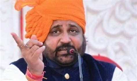 करणी सेना के Sukhdev Singh Gogamedi के हत्यारे को फांसी देने की मांग