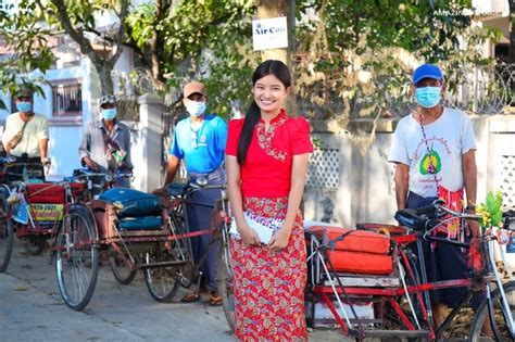 အနှေးယာဉ်ဆိုက္ကားသမားတွေနဲ့ နှစ်သစ်ကိုကြိုဆိုကာ လှူဒါန်းမှုတွေ ပြုလုပ