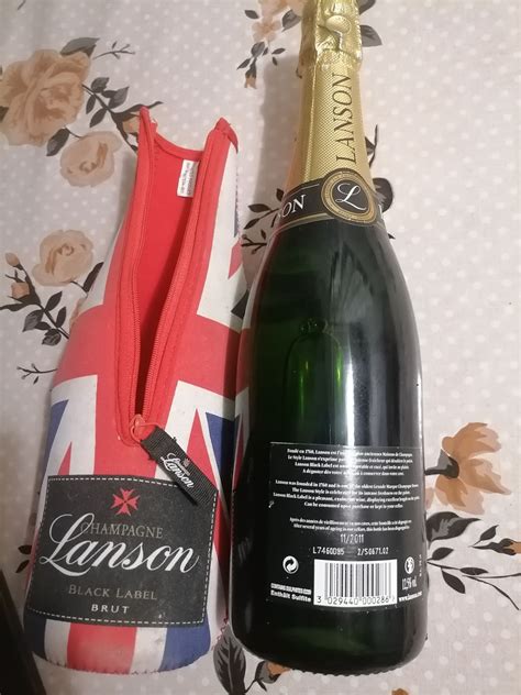 Sampanie Cu Imbracaminte