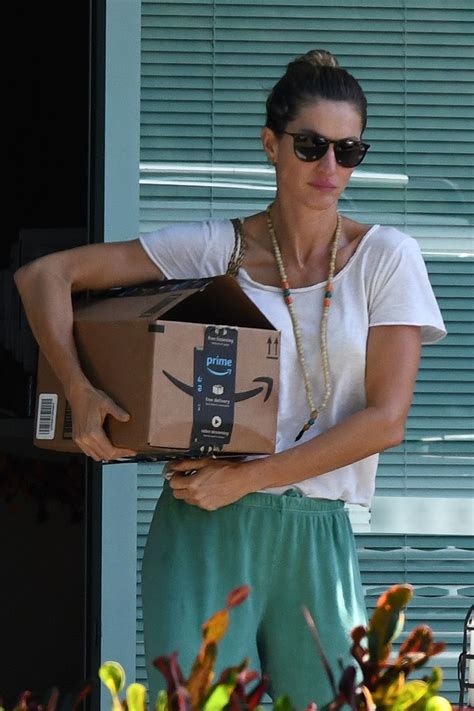 Gisele Bundchen Out In Miami 10 10 2022 CelebMafia