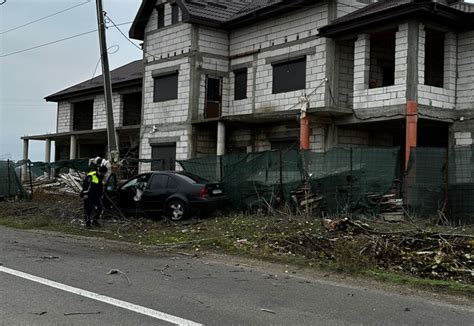 FOTO O mașină a lovit un stâlp de electricitate de pe marginea șoselei Exploziv News