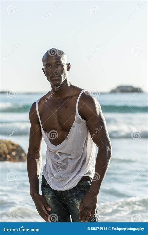 Chemise Blanche Violente De Noir Africain De Torse Nu Image Stock