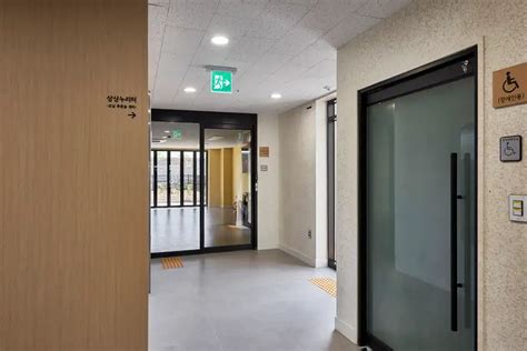 목재를 사용해 고요하고 단정한 내부 모던 컨셉 100평 개척교회 인테리어 남양주