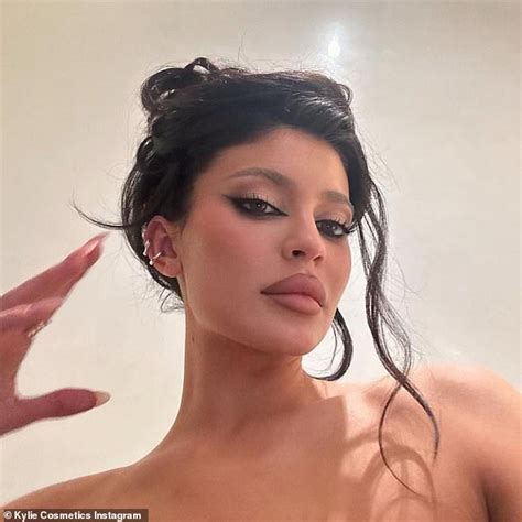 Kylie Jenner Rocks Smokey Cat Eyes And Nude Lips For Sultry Makeup Look