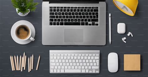 회색 배경에 노트북 태블릿 스마트폰 및 소모품이 있는 평평한 상단 뷰 사무실 책상 작업 공간 사진 Unsplash의 펜 이미지