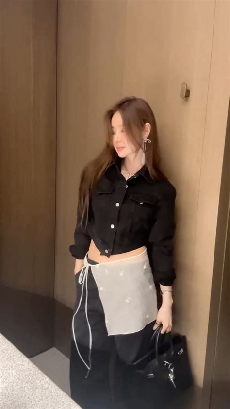 파티수 층으로 레이어드된 넓은 카라와 소매 끝 레이스 디테일이 들어가 로맨틱하면서 발랄한 분위기를 드리는 카라 블라우스와 힘