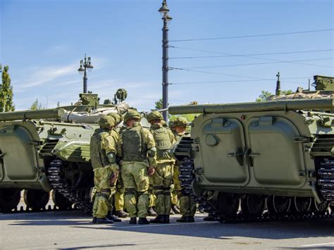 尷尬！俄軍坦克開到一半沒油 烏克蘭逃離民眾路過「要幫忙拖回俄羅斯嗎」 今周刊
