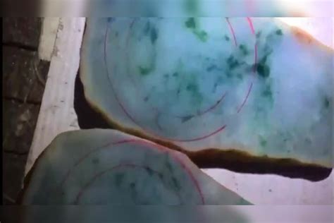 男子随便在河边捡的玉石居然做出2个手镯这下赚大了