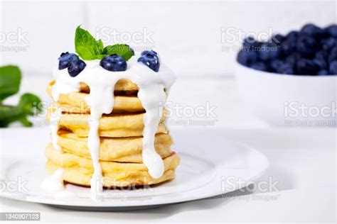 화이트 배경에 요구르트와 민트와 블루 베리 팬케이크 전통적인 미국 건강 아침 식사 카피 스페이스 수직 해상도 건강한 식생활에 대한 스톡 사진 및 기타 이미지 Istock