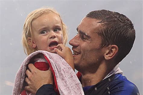 Photo Antoine Griezmann Avec Sa Fille Mia Lors De La Finale De La Coupe Du Monde De Football