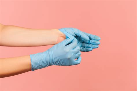 장갑을 잡는 방법을 보여주는 파란색 수술 장갑에 인간의 손의 프로필 측면 보기 클로즈업 종점에 대한 스톡 사진 및 기타 이미지