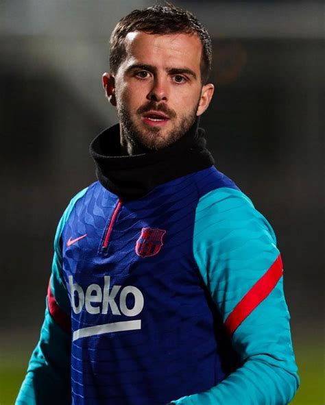 Miralem Pjanic Jogadores De Futebol Futebol Barcelona