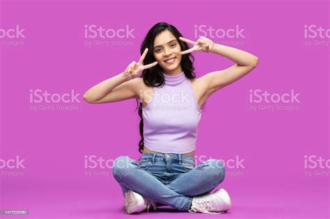 매력적인 멋진 예쁜 여자의 사진은 휴일 휴식을 취하고 장소 V 표지판 얼굴 격리 보라색 배경 스톡 사진 교육에 대한 스톡 사진
