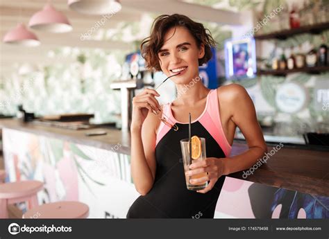 베이지색 비키니 꿈꾸 듯이 해변에 샤워 하는 동안 그녀의 눈을 감고 생각에 잠겨있는 여자의 초상화 수영복 해변에서 시간을 보내는에 젖은 머리를 가진 젊은 아름 다운 소녀