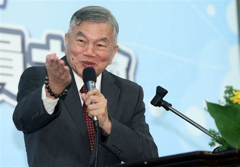 總統蔡英文19日視察桃園機場，了解國境防疫流程，並再一次呼籲國人，非洲豬瘟疫情必須嚴陣以待，一旦進入台灣、感染到豬隻，感染率幾乎百分百，對產業