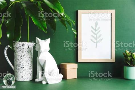 포스터 프레임 여우 그림 디자인 꽃병에 Succulent 열 대 잎을 나무 모의와 녹색 현대적인 공간 그린 인테리어에 세련 된