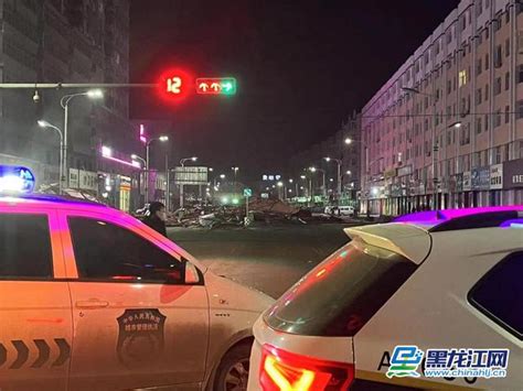 惊险！大风掀翻屋顶 交警紧急行动保畅通澎湃号·媒体澎湃新闻 The Paper