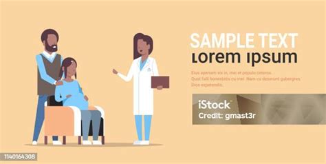 남편과 임신 한 아내 방문 여성 의사 부인과 의사 실시 임신 산부인과 상담 개념 아프리카계 미국인 만화 캐릭터 전체 길이 수평 복사 공간 건강 진단에 대한 스톡 벡터 아트