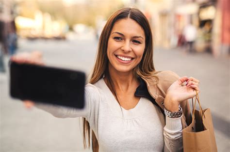 예쁜 여자 만들기 Selfie 가방에 대한 스톡 사진 및 기타 이미지 가방 구매 녹기 Istock