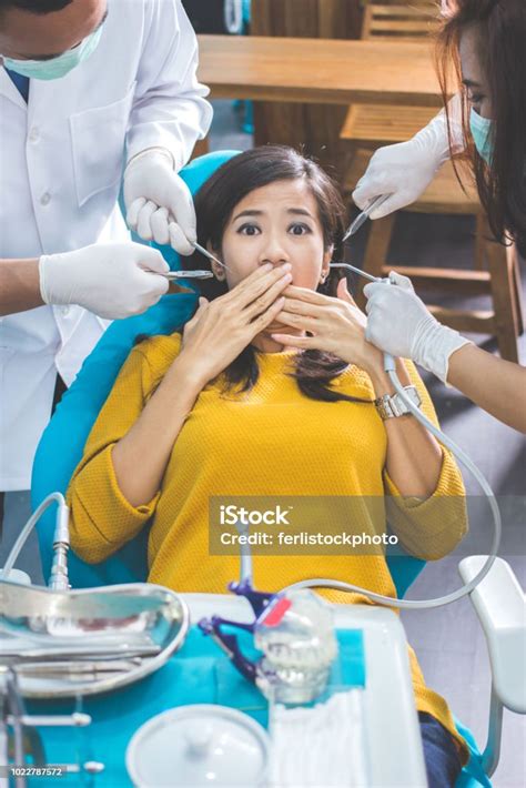 치과 의사 사무실에서 의료 치료입니다 치과 병원에서 환자를 무서 워 간호사에 대한 스톡 사진 및 기타 이미지 간호사 건강
